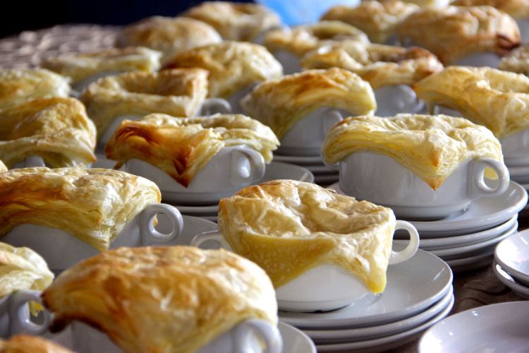 Ini dia 5 makanan gubukan paling rekomend untuk pesta pernikahan kamu ...