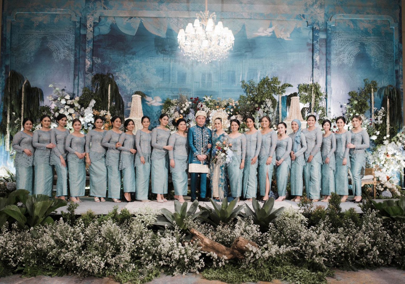 Warna Teal Blue pada Pernikahan Adat Padang Atthira Aswan